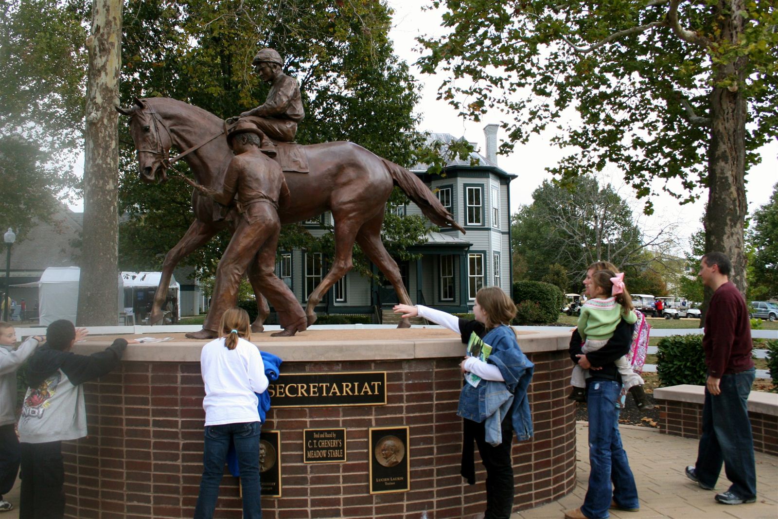 Locations Hub - Secretariat Statue